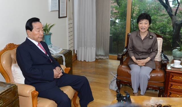 [포토] YS 표정이 어째… | JTBC 뉴스