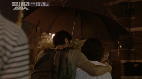 '응답하라1994' 정우 우산쓰기, 고아라 배려하고 바로는… | JTBC 뉴스