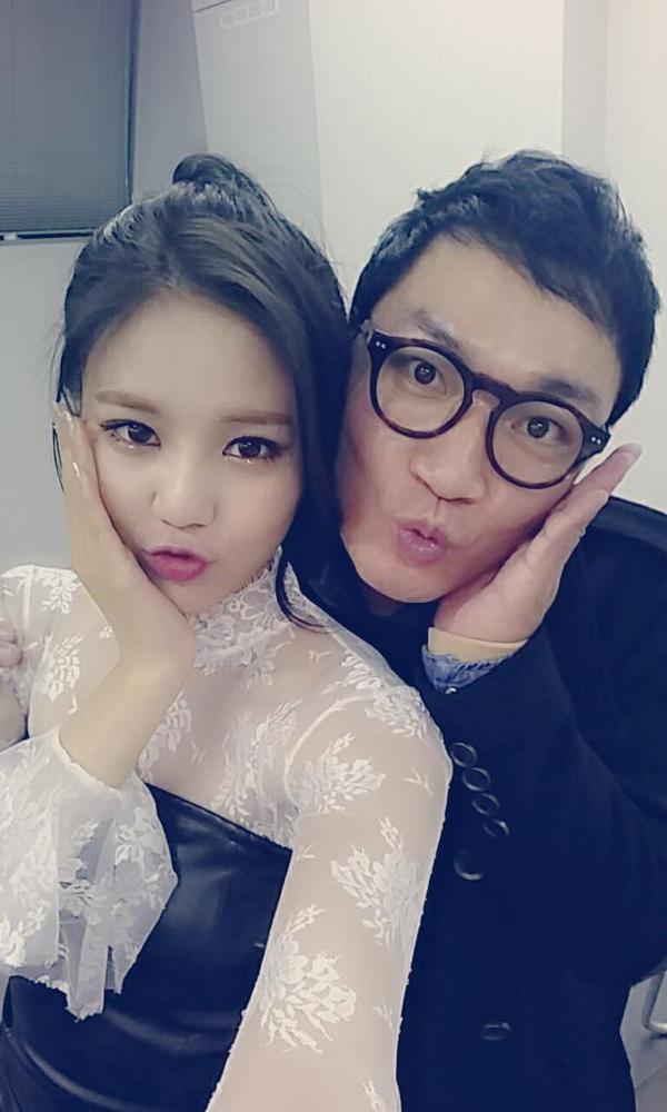 AOA 혜정 조재윤 꽃받침 셀카, "살인의뢰 곧 개봉해요~" | JTBC 뉴스