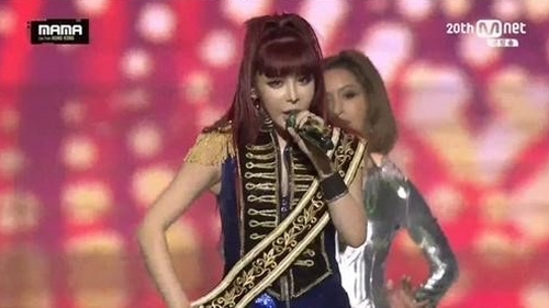 박봄, MAMA 무대 깜짝 등장…1년 만에 공식 석상에 | JTBC 뉴스