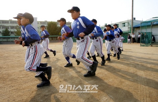 KBO, 유소년야구 활성화를 위한 서적 2권 발간 | JTBC 뉴스