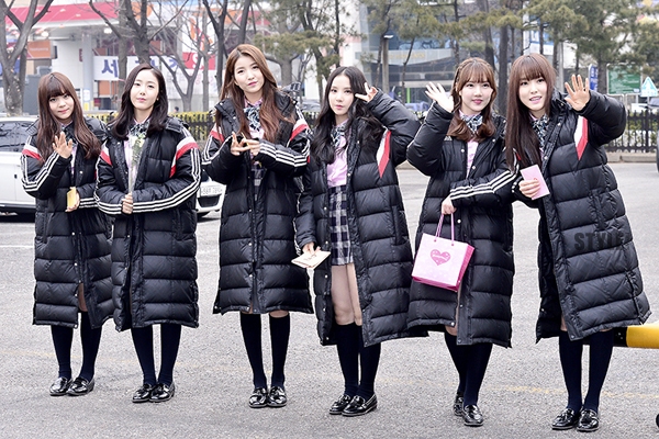 [ST포토] AOA크림 VS 레인보우, 컬러감 넘치는 룩! 알록달록 패션 | JTBC 뉴스