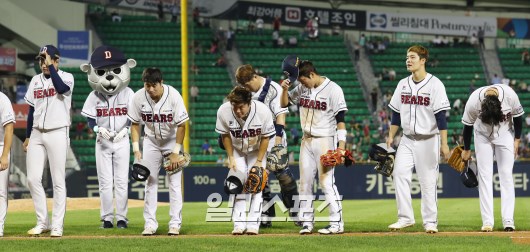 [포토]양의지, 허경민. KIA 전 4:1 승리 팬 인사 | JTBC 뉴스