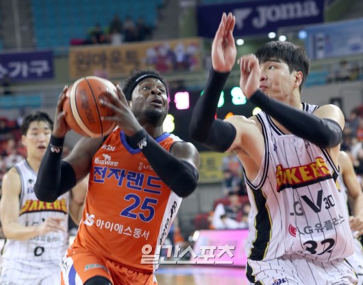 [포토]셀비,비켜~ | JTBC 뉴스