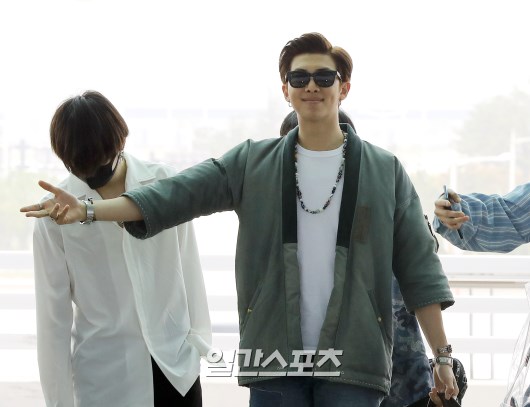 [포토]BTS RM, 빌보드 정벌하러 갑니다 | JTBC 뉴스