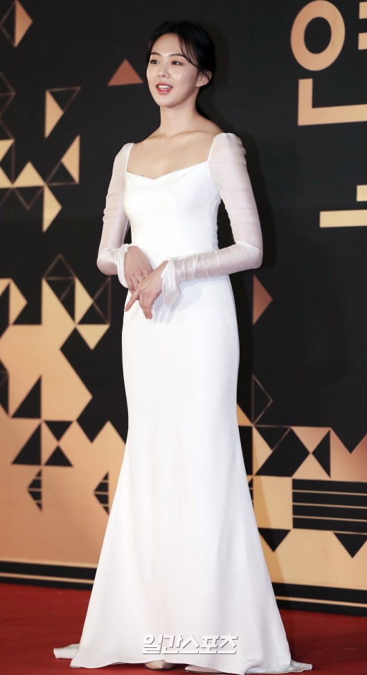 [포토]금세록, 화이트드레스에 더 빛나는 미모 | JTBC 뉴스