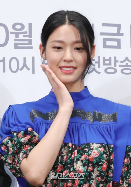 [포토] 설현 '받침이 필요하겠죠?' | JTBC 뉴스