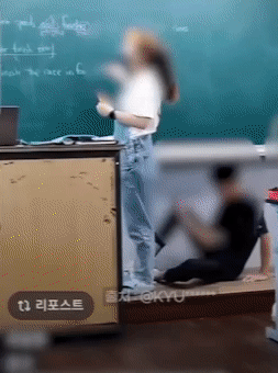 수업 중 교단 드러누워 휴대전화…중학생 3명 징계 | JTBC 뉴스