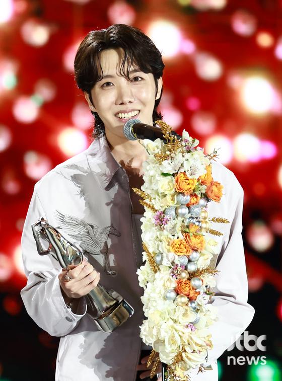 제이홉 측 "신병교육 수료식 방문·자대 배치 후 선물 자제 부탁" | JTBC 뉴스