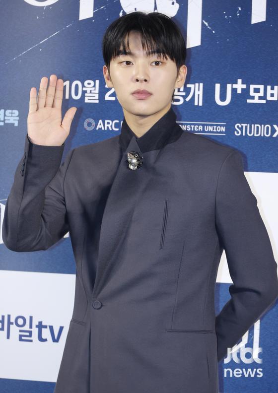 최현욱, 이번엔 의도치 않은 전라노출 사진 빛삭 논란 | JTBC 뉴스