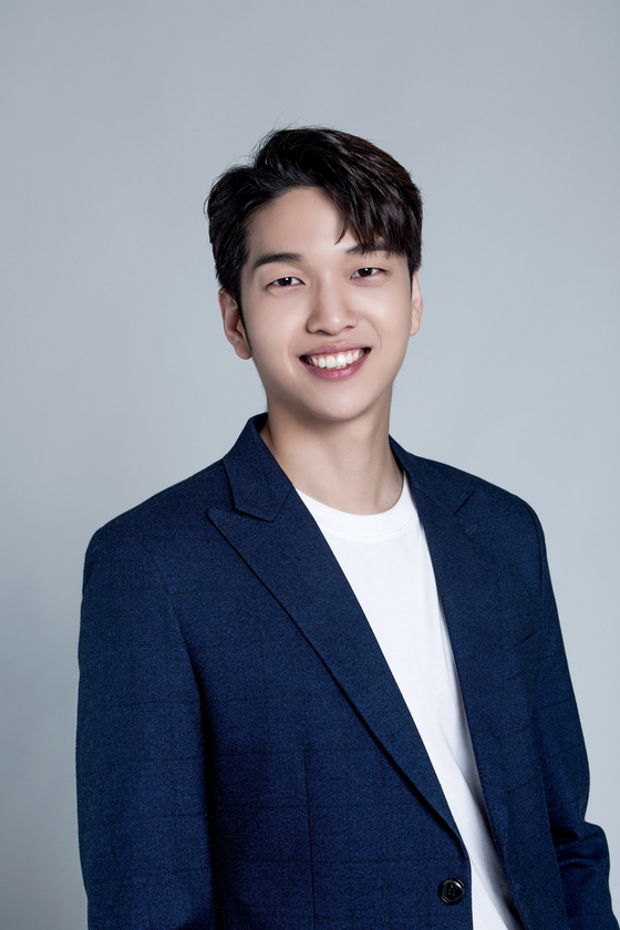 유재필, 연말 시상식 레드카펫 접수…MC로 활약 | JTBC 뉴스