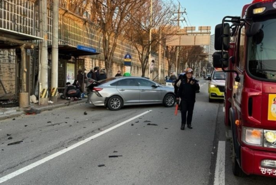 광주서 택시-SUV 부딪히며 버스 정류장 덮쳐…시민 등 4명 부상 | JTBC 뉴스