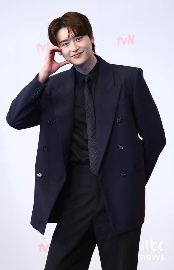 3년 만에 돌아온 이종석, 잔잔 법정물로도 이름값 할까 | JTBC 뉴스